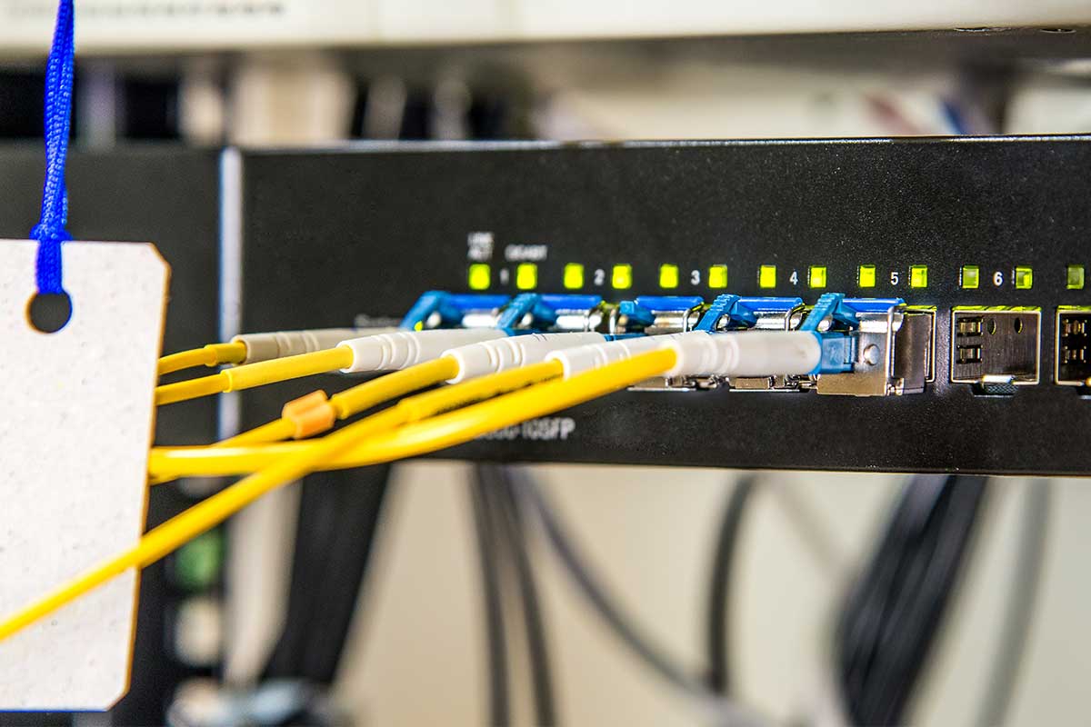 Fibre optique : qu'est-ce que c'est, à quoi ça sert et comment ça marche