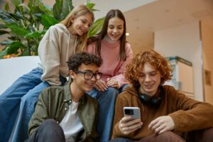 Smartphone chez les ados : conseils pour les équiper en toute sérénité
